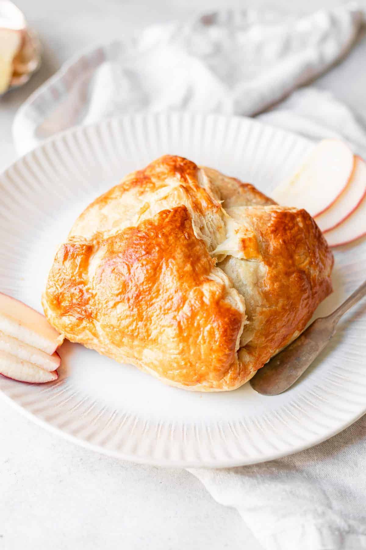 Baked Brie in Puff Pastry (w/ fig jam!) - The Cheese Knees